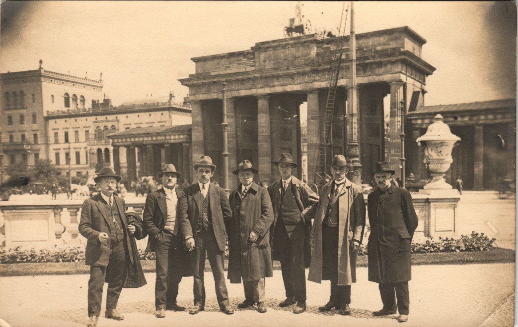 Männergruppe vor dem Brandenburger Tor :: Mitte-Berlin ...