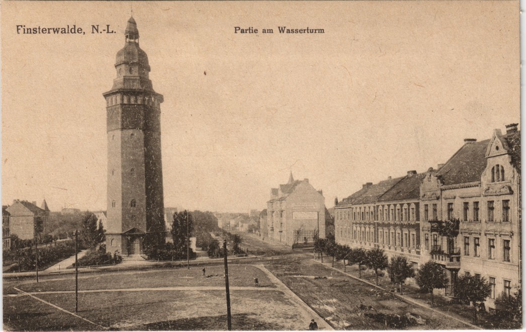 Straßenpartie am Wasserturm :: Finsterwalde :: Ansichtskarten-Lexikon